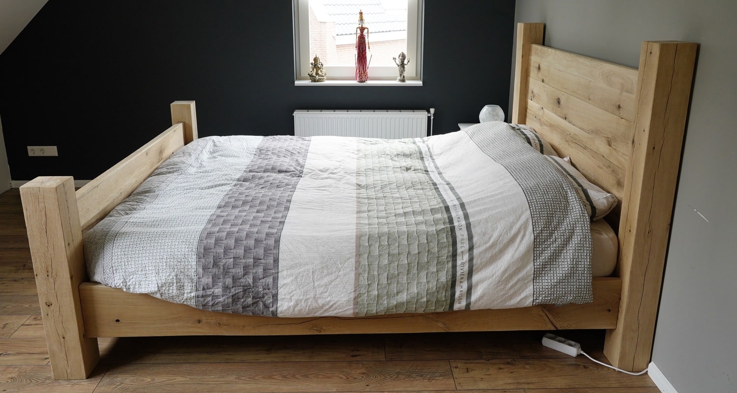 🛠️ Bekijk de meubels in dit project: Stoer rustiek eiken bed - Weij ...